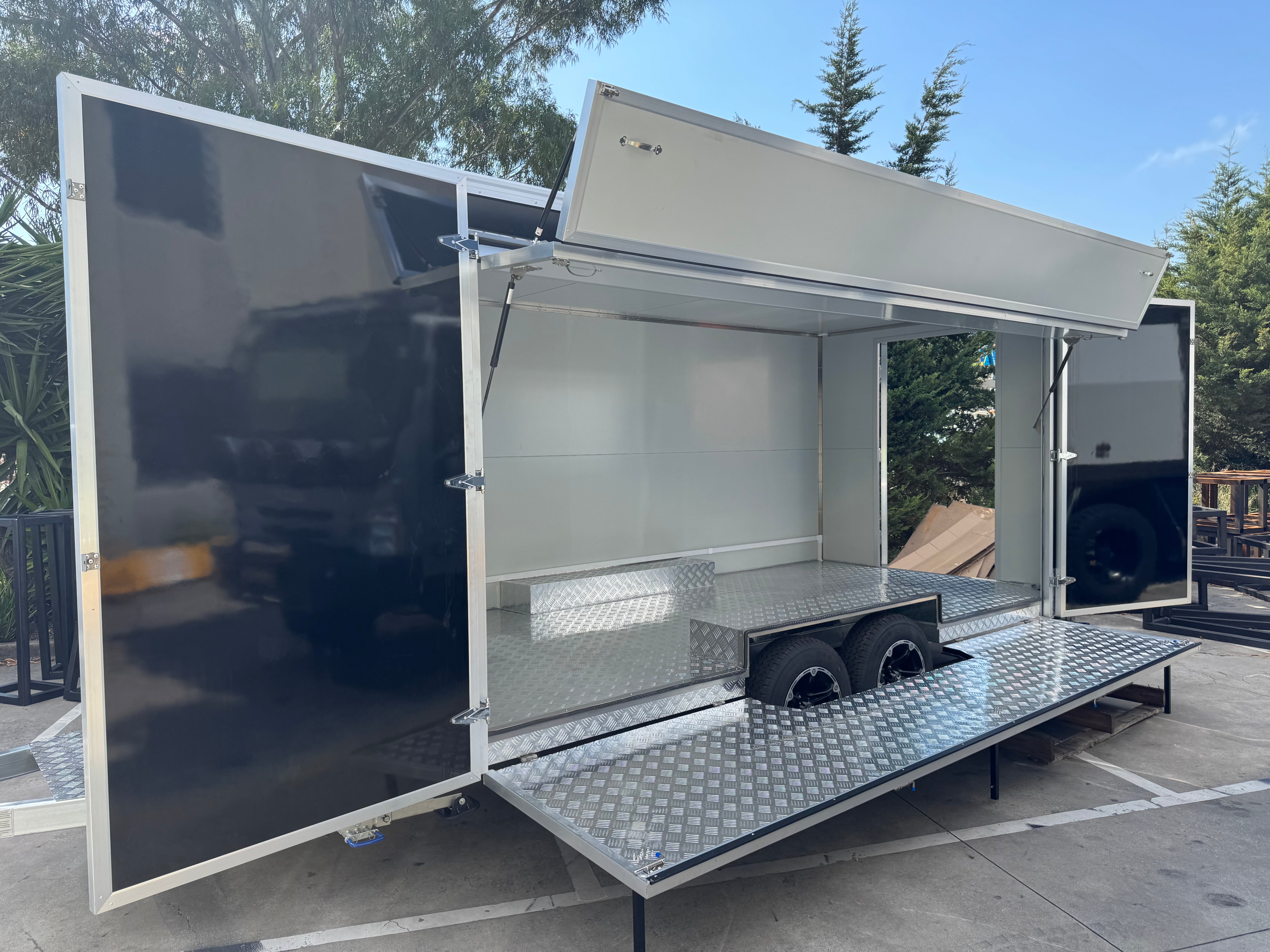 Merchandise Retail Trailer with Boards MT-B5M – ELITE RETAIL TRAILERS